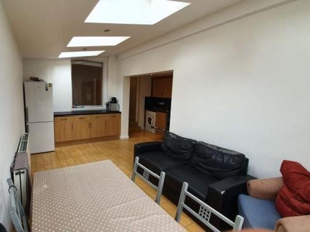 8 bedroom terraced house to rent