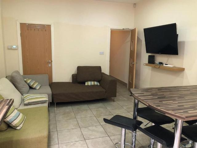 8 bedroom terraced house to rent