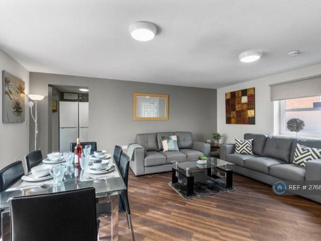 8 bedroom terraced house to rent