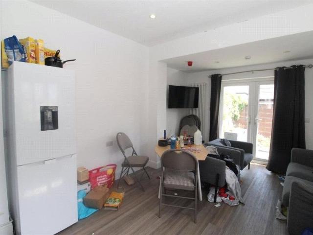 8 bedroom terraced house to rent