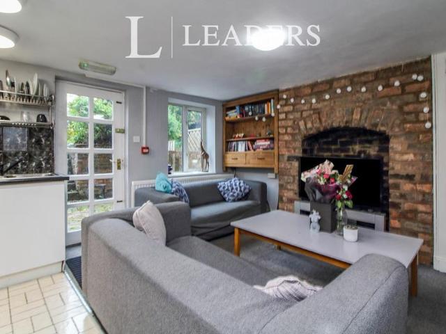 8 bedroom terraced house to rent