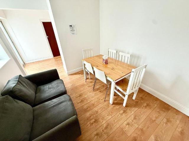 8 bedroom terraced house to rent