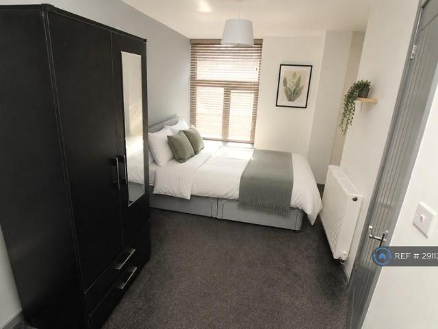 8 bedroom terraced house to rent
