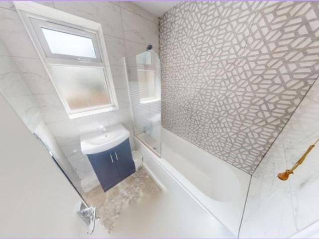 8 bedroom terraced house to rent