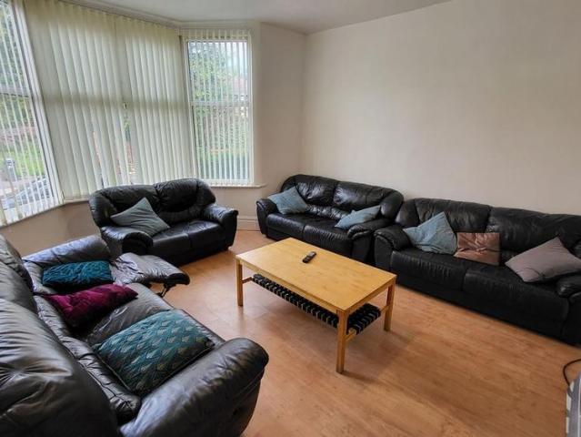 8 bedroom terraced house to rent