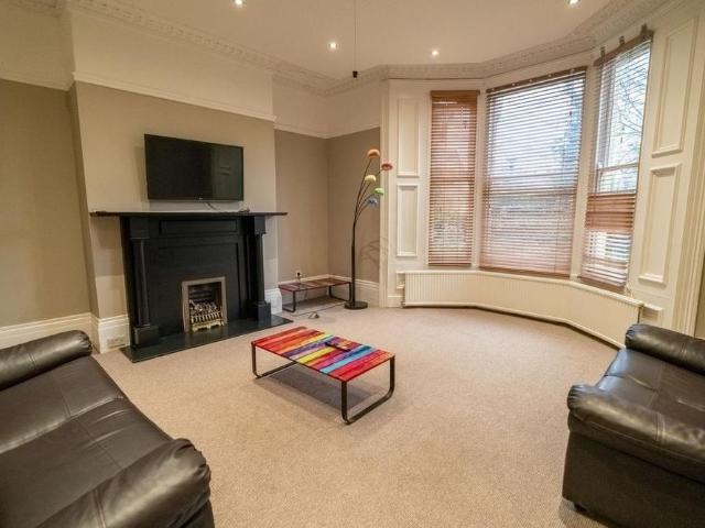 8 bedroom terraced house to rent