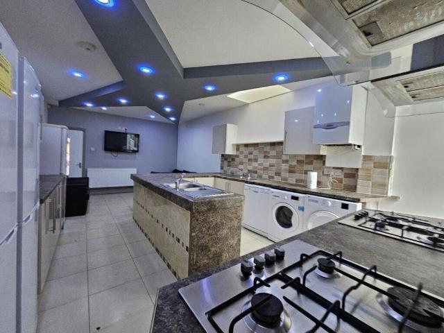 8 bedroom terraced house to rent