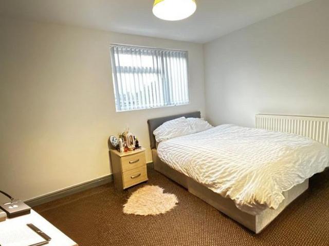 8 bedroom terraced house to rent