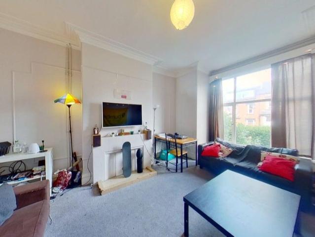 8 bedroom terraced house to rent