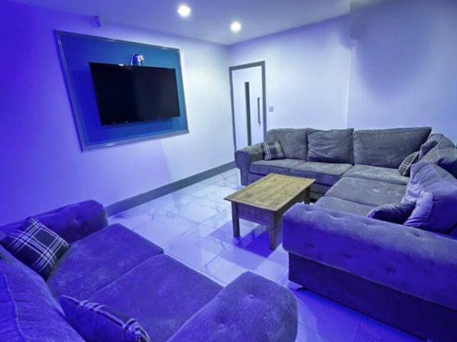 8 bedroom terraced house to rent