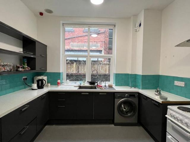 8 bedroom terraced house to rent