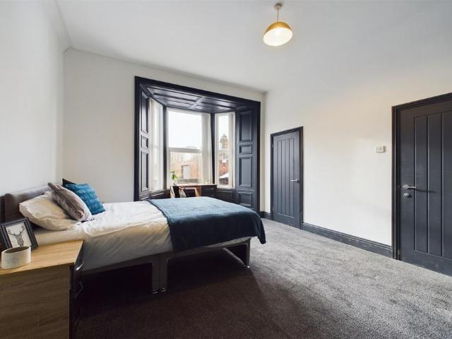 8 bedroom terraced house to rent