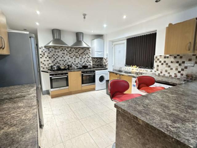 8 bedroom terraced house to rent
