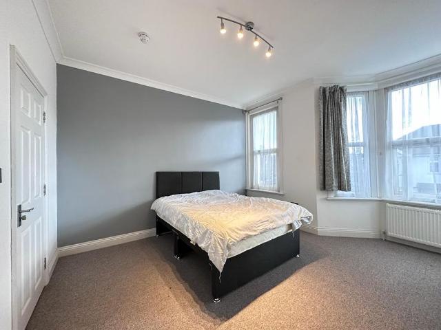 8 bedroom terraced house to rent