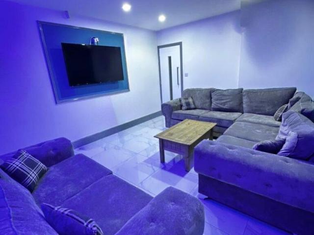 8 bedroom terraced house to rent