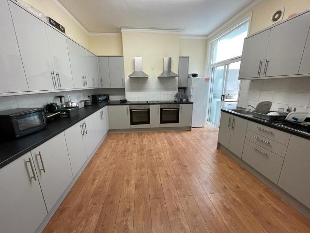 8 bedroom terraced house to rent