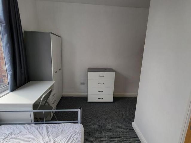 8 bedroom terraced house to rent