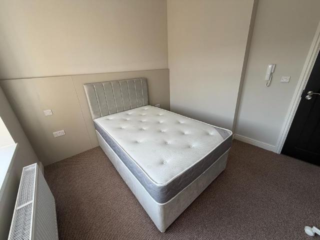 8 bedroom terraced house to rent