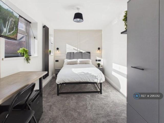8 bedroom terraced house to rent