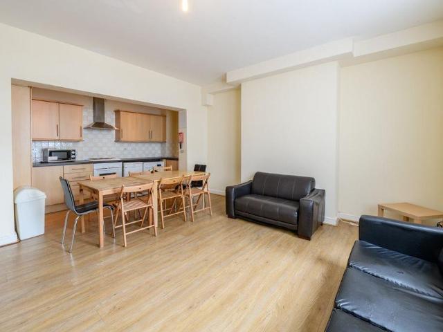 8 bedroom terraced house to rent