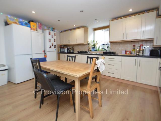 8 bedroom terraced house to rent