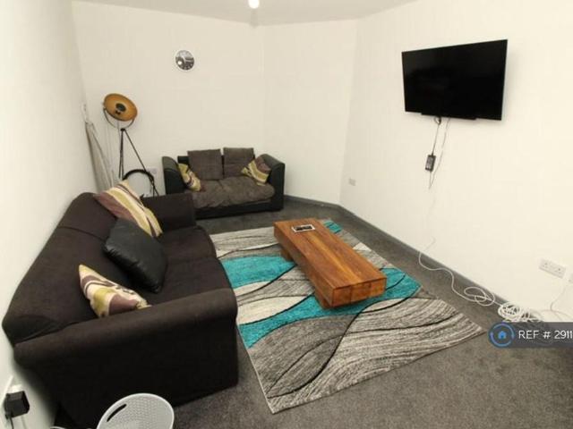 8 bedroom terraced house to rent