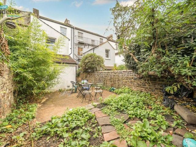 8 bedroom terraced house to rent