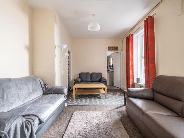 8 bedroom terraced house to rent