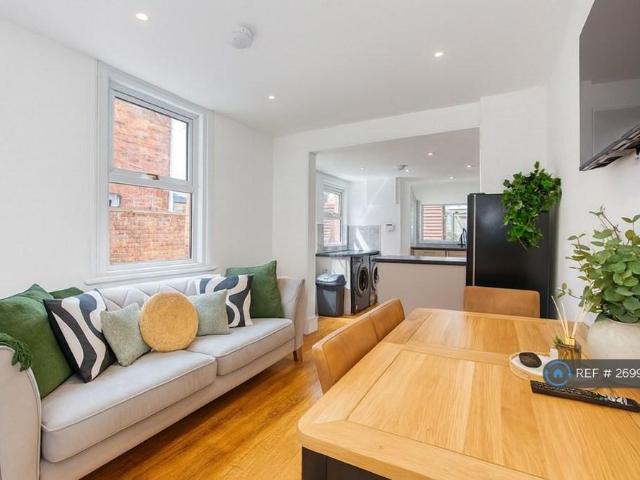 8 bedroom terraced house to rent