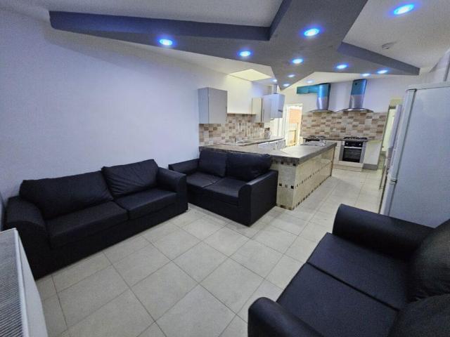 8 bedroom terraced house to rent
