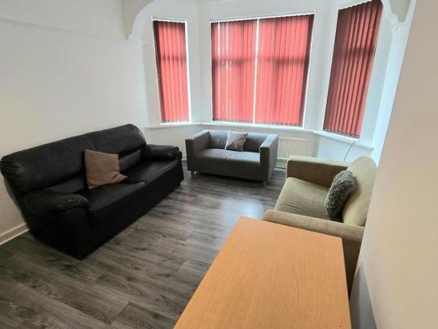 8 bedroom terraced house to rent