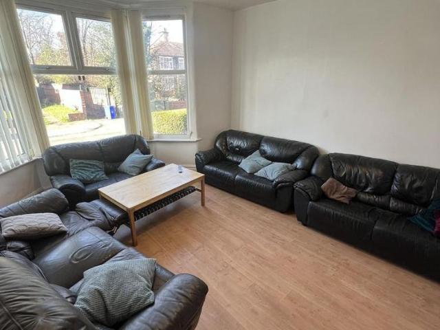 8 bedroom terraced house to rent
