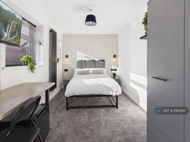 8 bedroom terraced house to rent