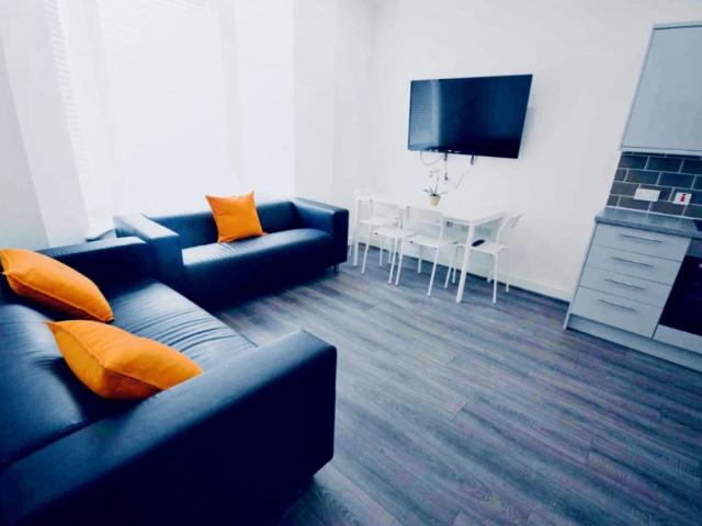8 Beds 2 Baths