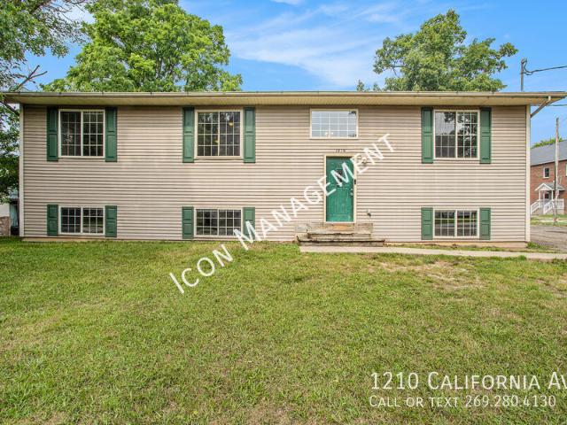 8 BR, 3 BA Apartment 1210 California Ave, Kalamazoo, MI 49006