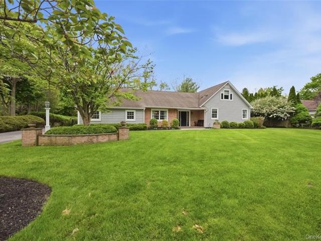8 Brandywine Dr, Setauket, NY 11733