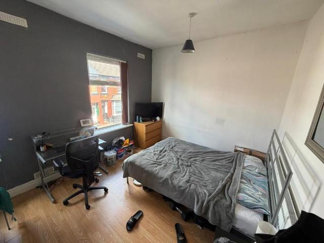 8 Braermar Road 5 bed semi detached house to rent £2,708 pcm £625 pw