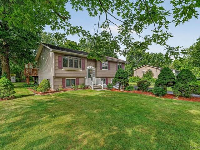 8 Bridle Ln, Chester, NY 10918