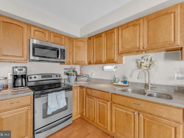 8 Broadway Street E