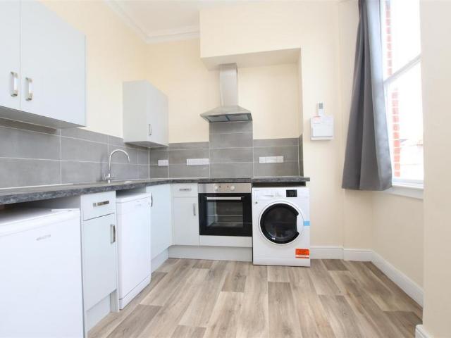 8 Brunswick Square, Bristol BS2 1 bed flat to rent £1,395 pcm £322 pw