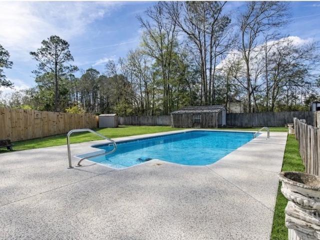 8 Cameron Court W
