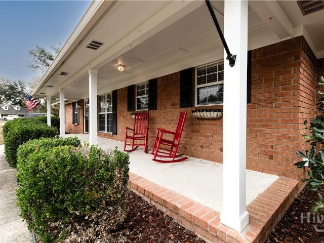 8 Cameron Court W