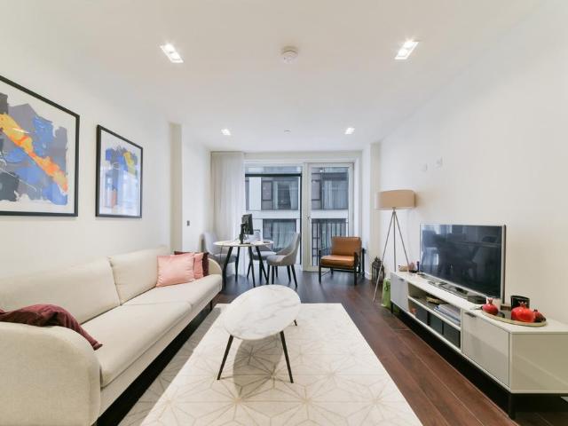 8 Casson Square, Waterloo, London, SE1 1 bed apartment to rent £3,900 pcm £900 pw