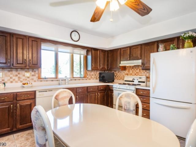 8 Carlos Dr