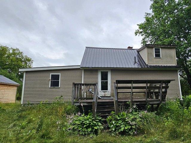 8 Carpenter St, Presque Isle, ME 04769
