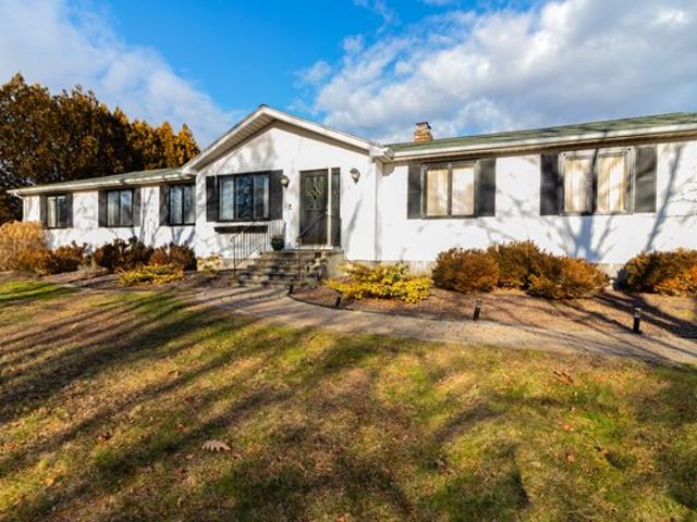 8 Catherine Ln, Suffield, CT 06078