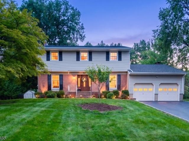 8 Cedar Ln, Roseland, NJ 07068