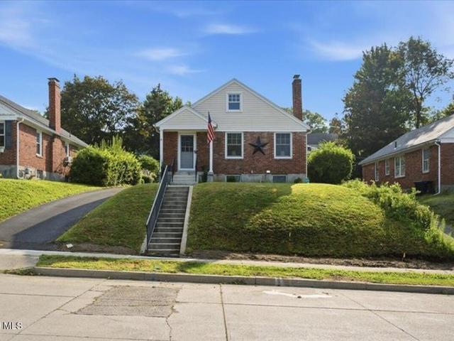 8 Center View Dr, Troy, NY 12180