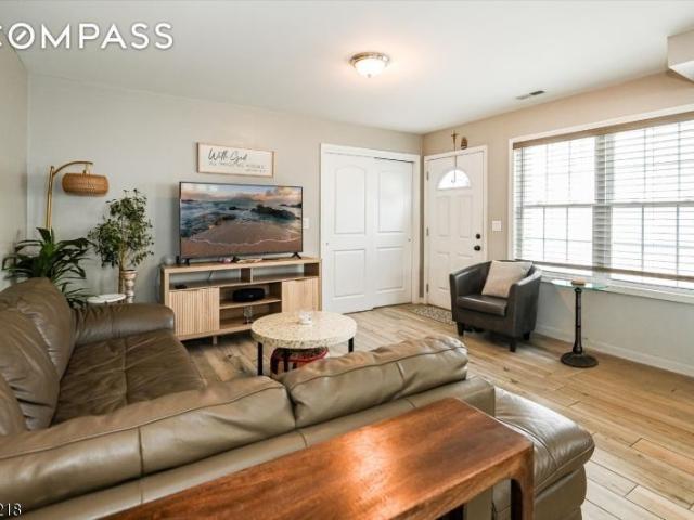 8 Chamberlain Ave, Elmwood Park, NJ