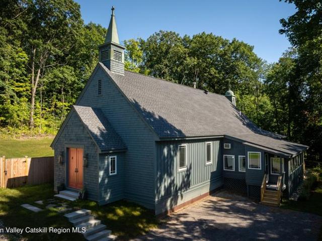 8 Chapel Dr, Valatie, NY 12184